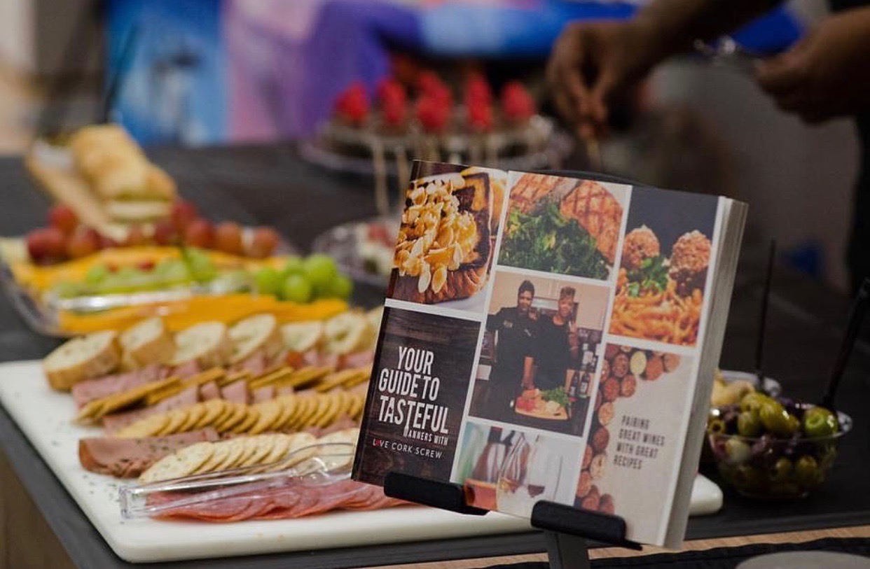 Book_and_food_shot - Voyage Chicago | Chicago City Guide